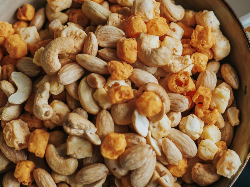Mix nuci prăjite și brânzeturi crocante | Mixit.ro